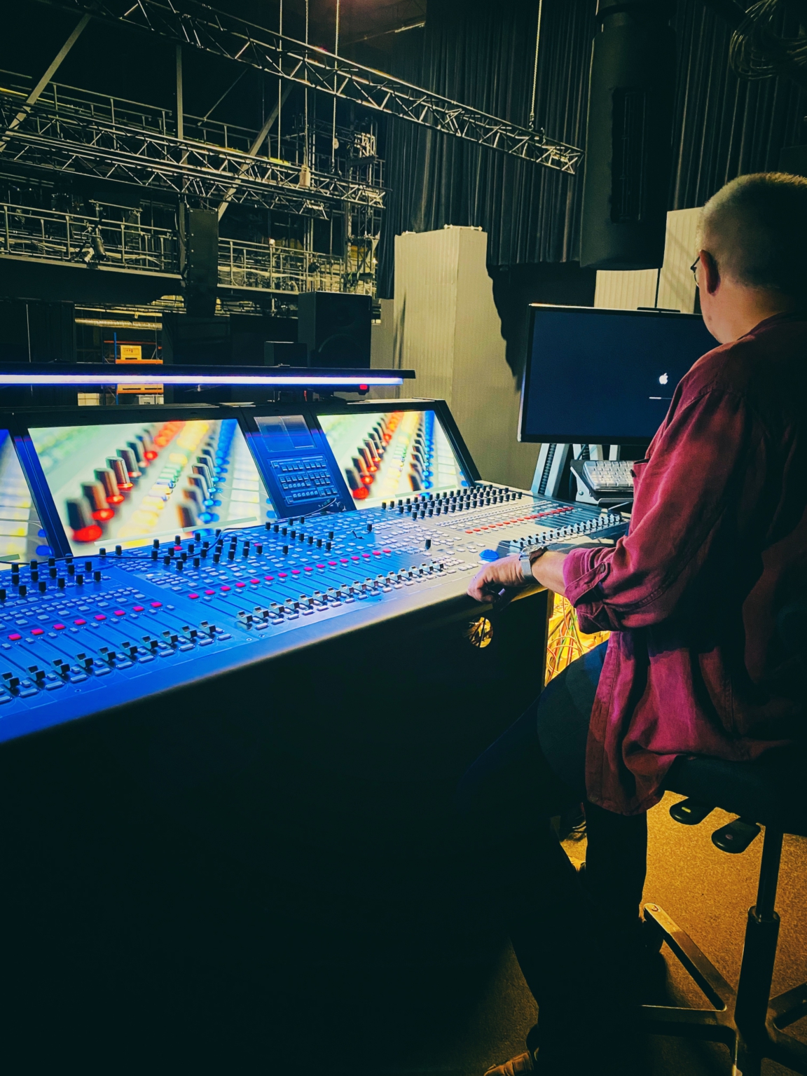 Tontechniker:in: Lebenslänglich Klassenfahrt - Berufe am Theater